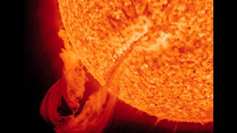 What a Giant Solar Flare Would Look Like Next to Earth