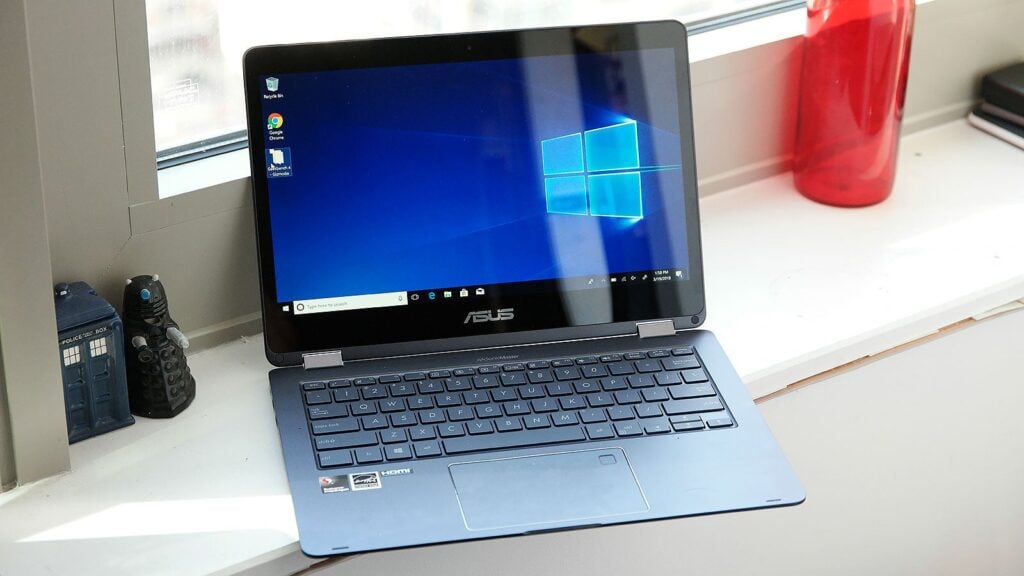 A Smartphone CPU Gives This Laptop Over 15 Hours of Battery Life