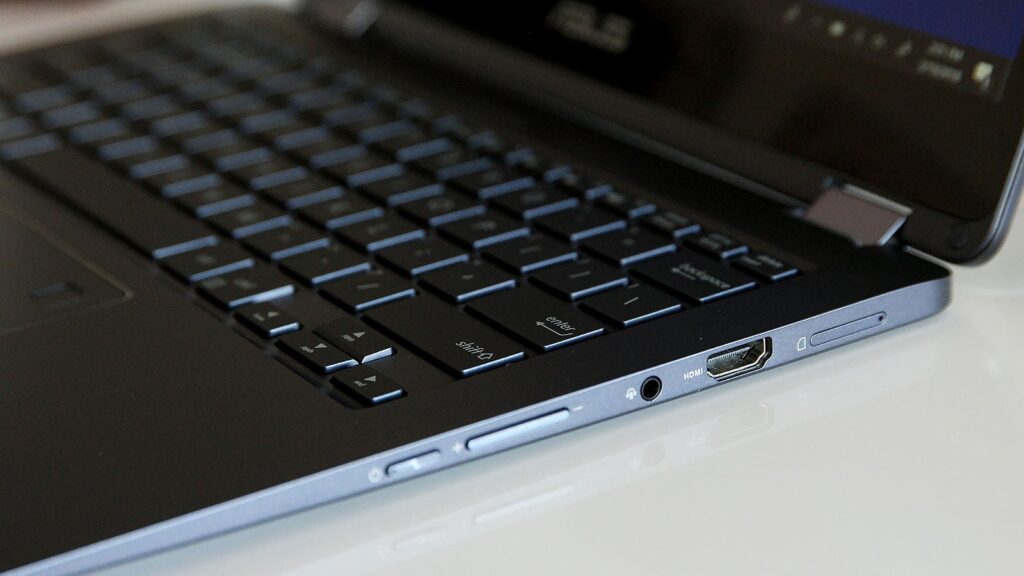 A Smartphone CPU Gives This Laptop Over 15 Hours of Battery Life