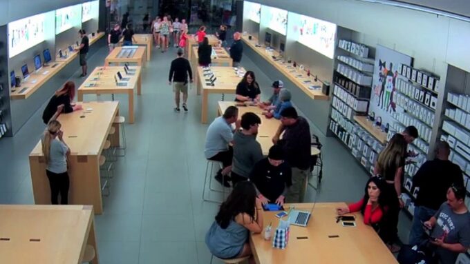 Robbing an Apple Store Looks Exactly as Easy as You'd Expect