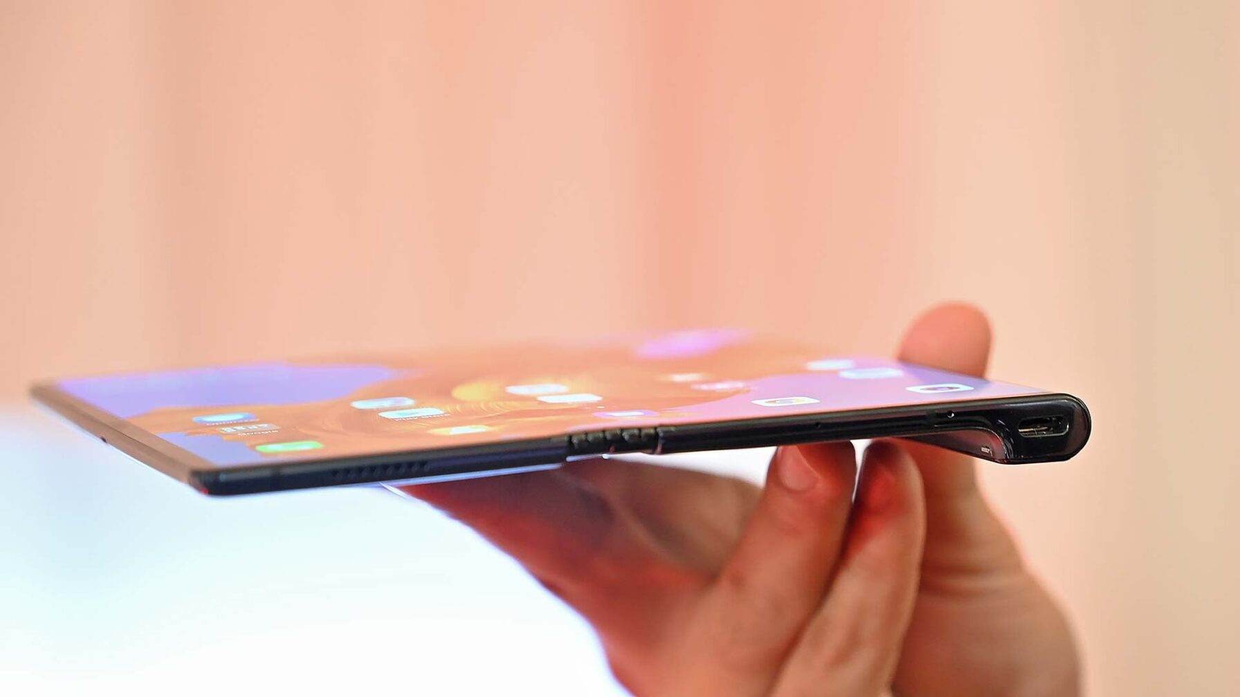 Huawei Brings Its Own Bendy Screen With the Bendy Mate X