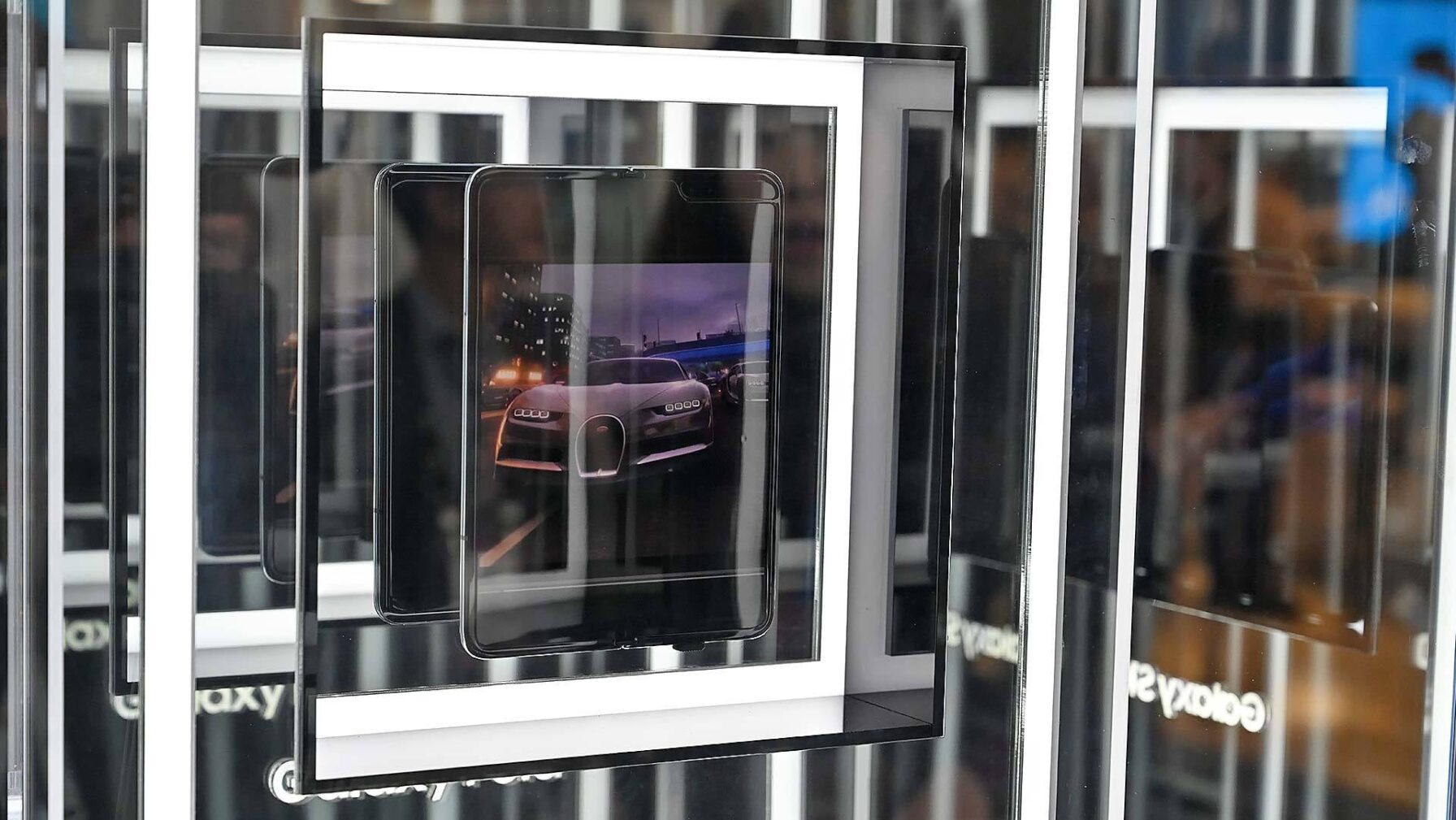 Samsung's Doing Everything It Can to Make the Galaxy Fold's Crease ...