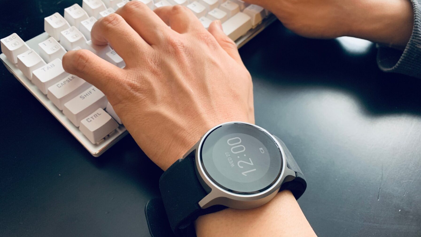 The First Smartwatch to Read Your Blood Pressure Is an Ugly Marvel