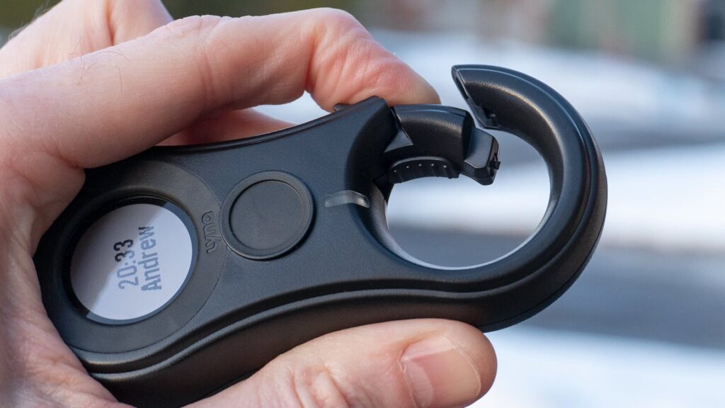 This Digital Compass Will Find Your Friends In a Crowd Even When Your ...