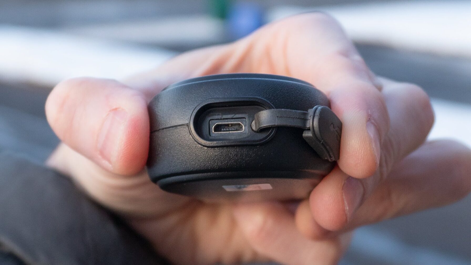 This Digital Compass Will Find Your Friends In a Crowd Even When Your ...