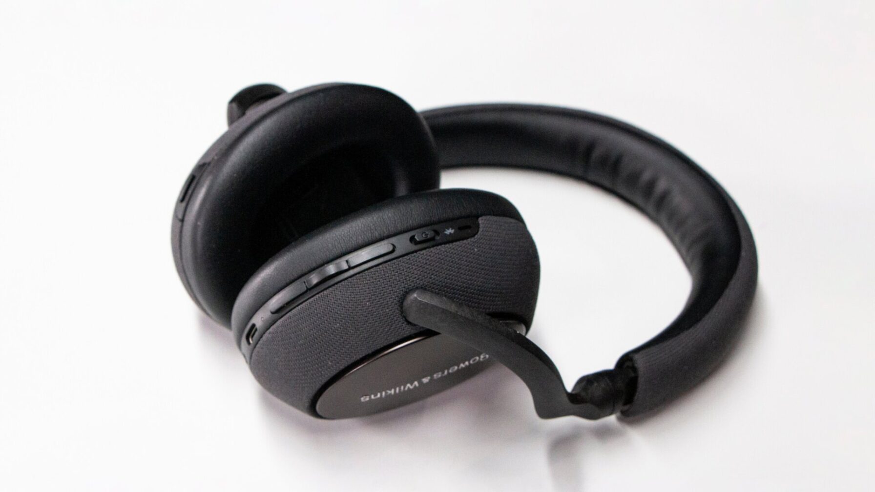 I Can't Get Enough of Bowers & Wilkins' Freaky Carbon Fiber Headphones