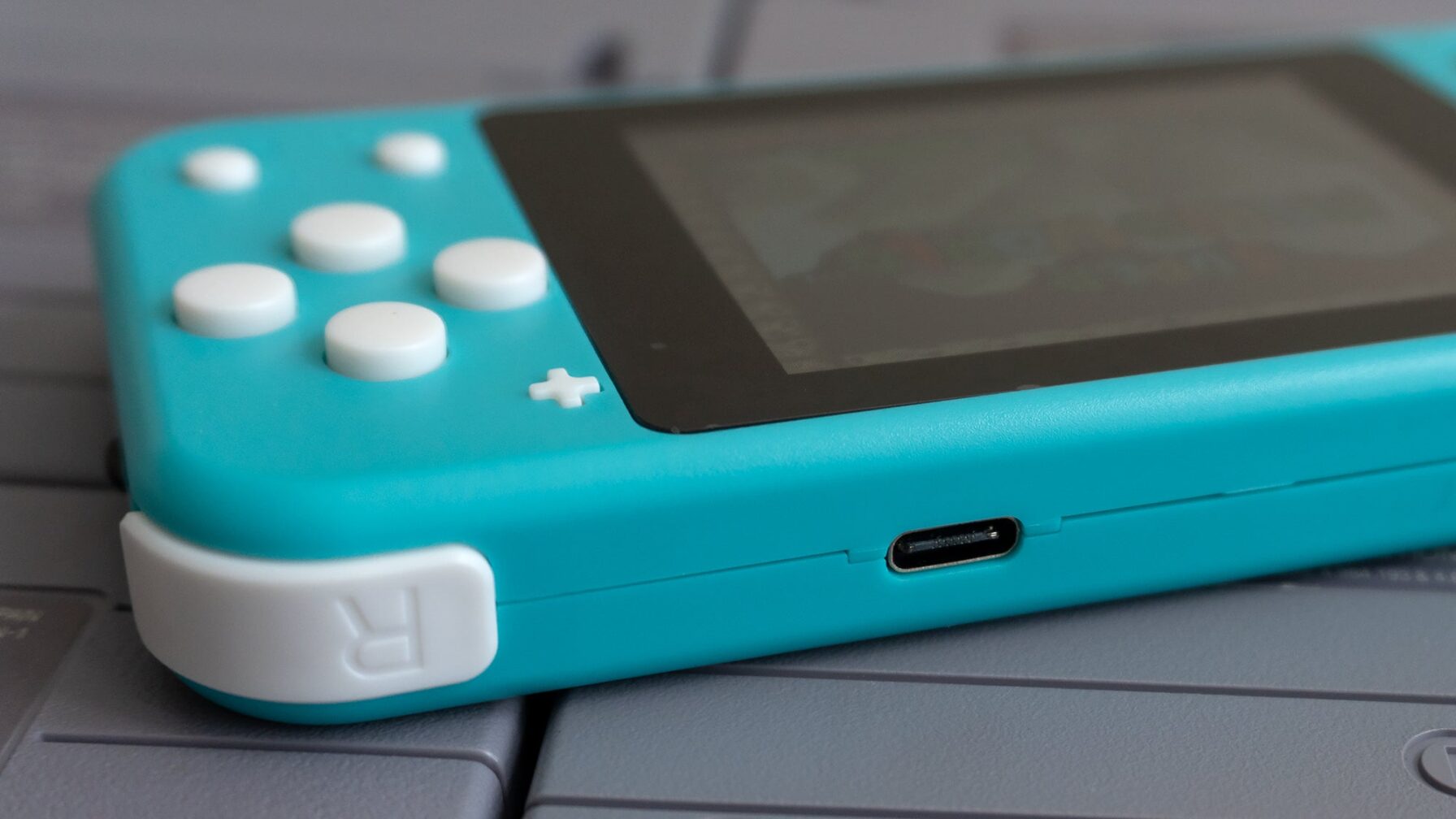This $50 Mini Switch Lite Knock-Off is Underpowered But Fun As Hell