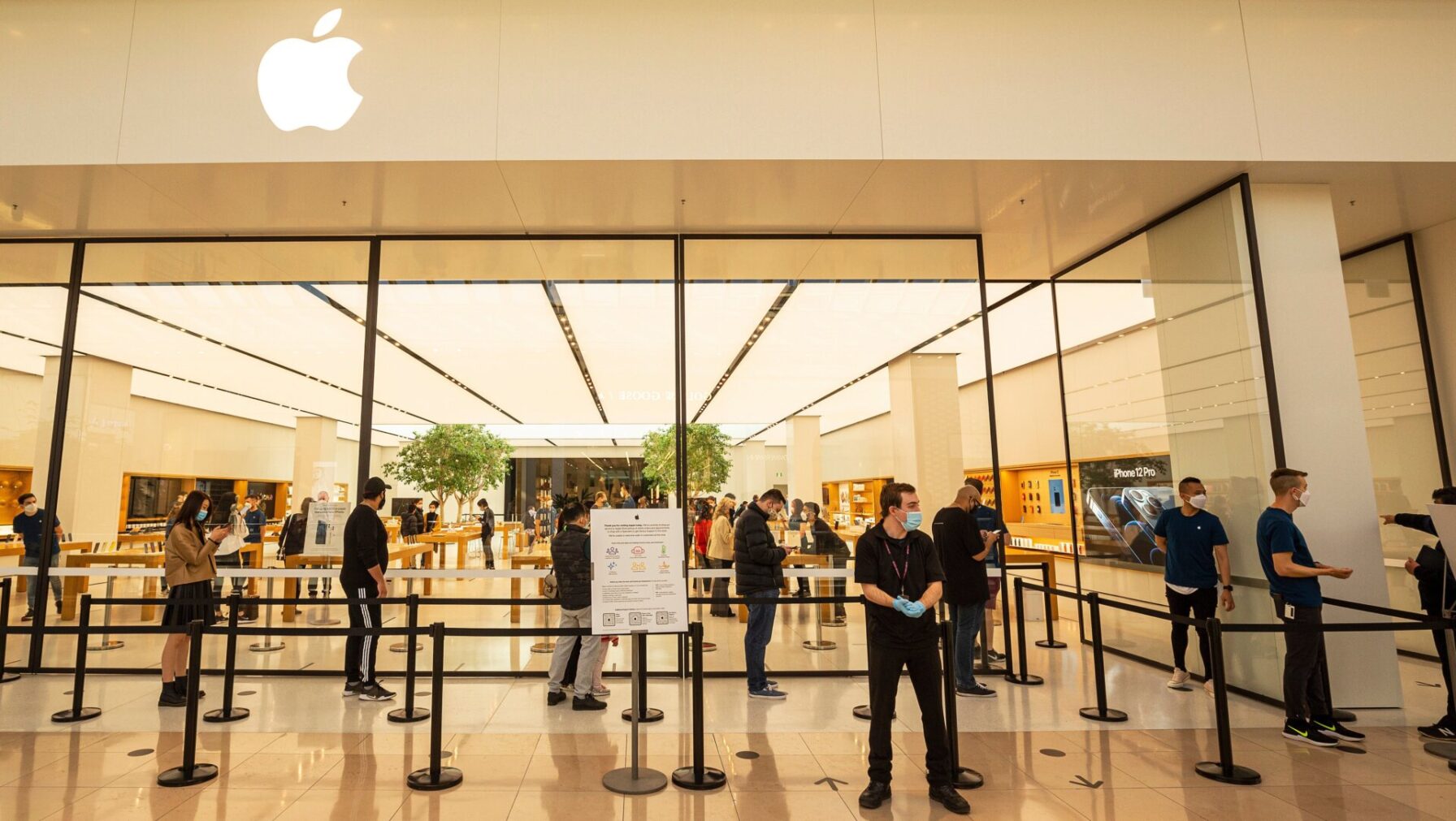 You Know the Pandemic's Getting Worse if Apple's Closing Its Stores En ...