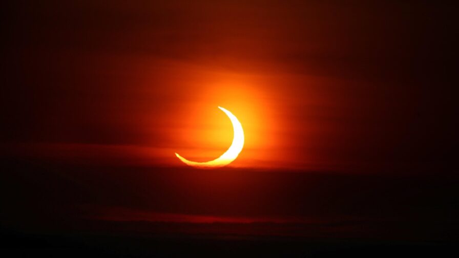The 9 Best Photos of This Morning's Sunrise Eclipse