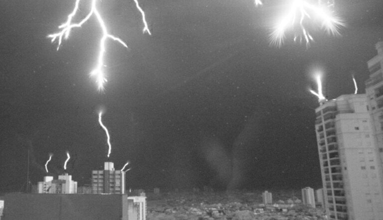 High-Speed Photo of Electrical Storm Shows How Lightning Rods Work