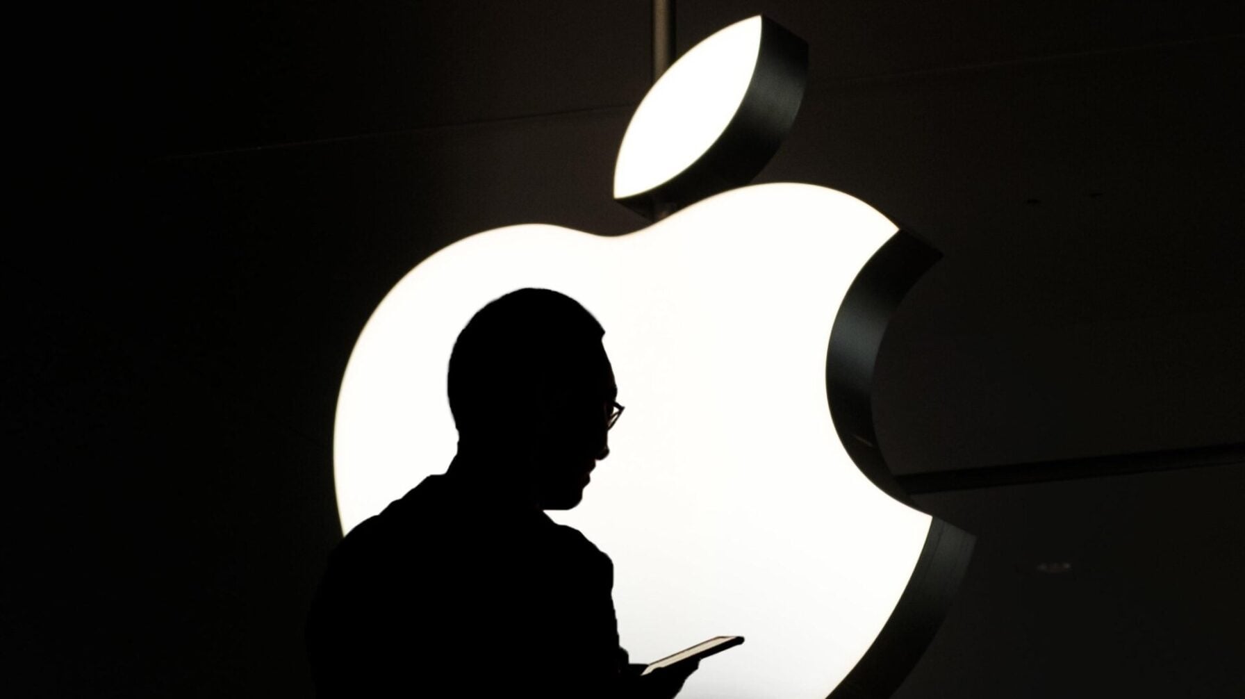 Apple Warns Employees to Stay Away From ChatGPT While It Builds Its Own AI