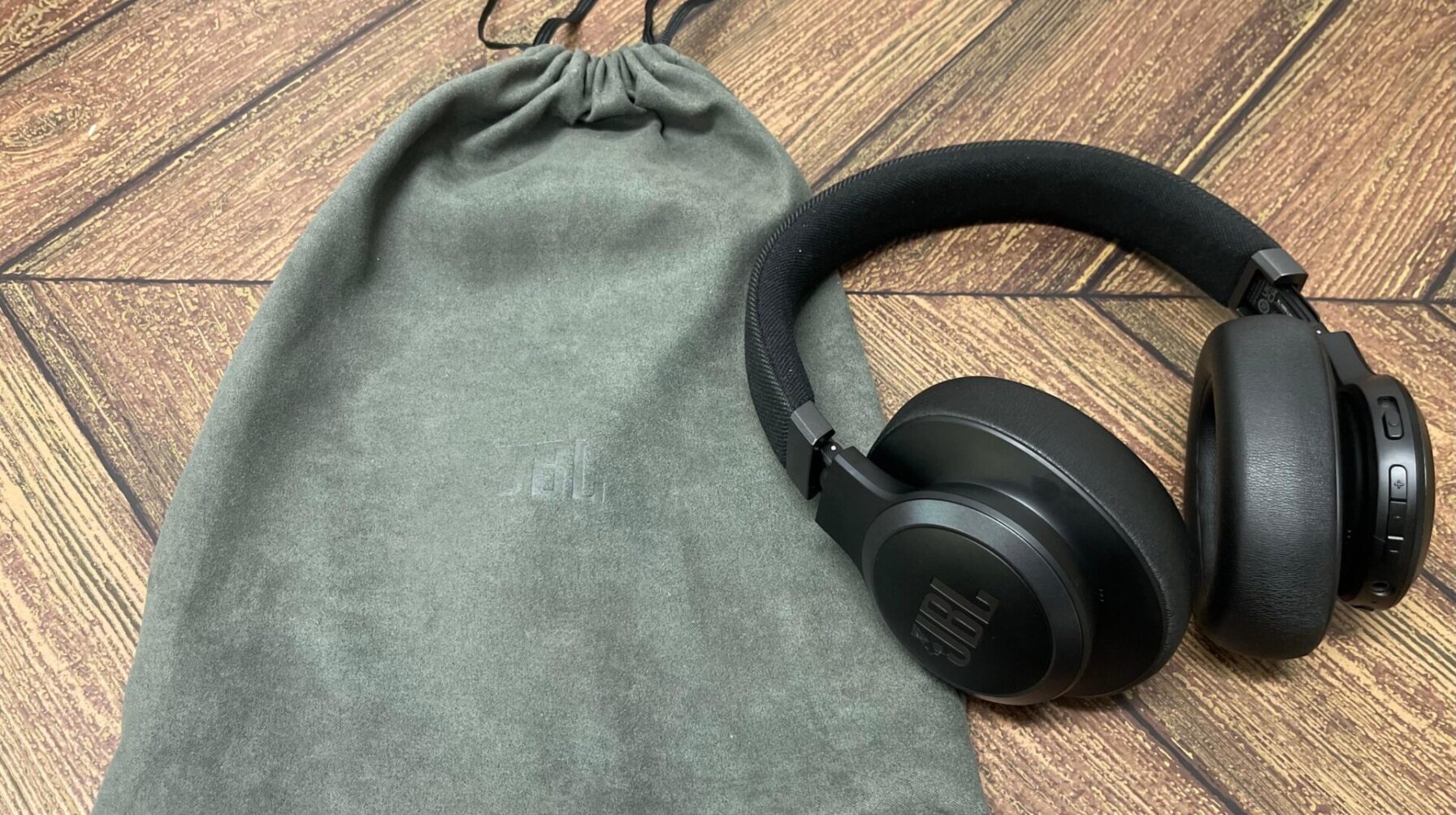 JBL Live 770NC Review: Heavy Bass and a Crazy-Long Battery Life