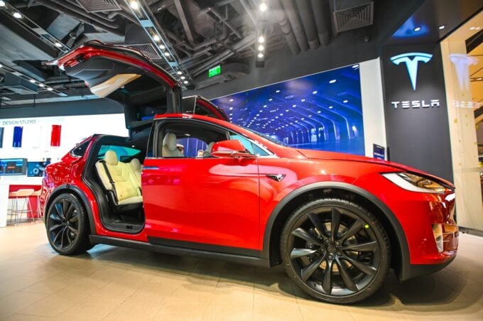 Tesla Autopilot Malfunction Caused Crash That Killed Apple Engineer ...