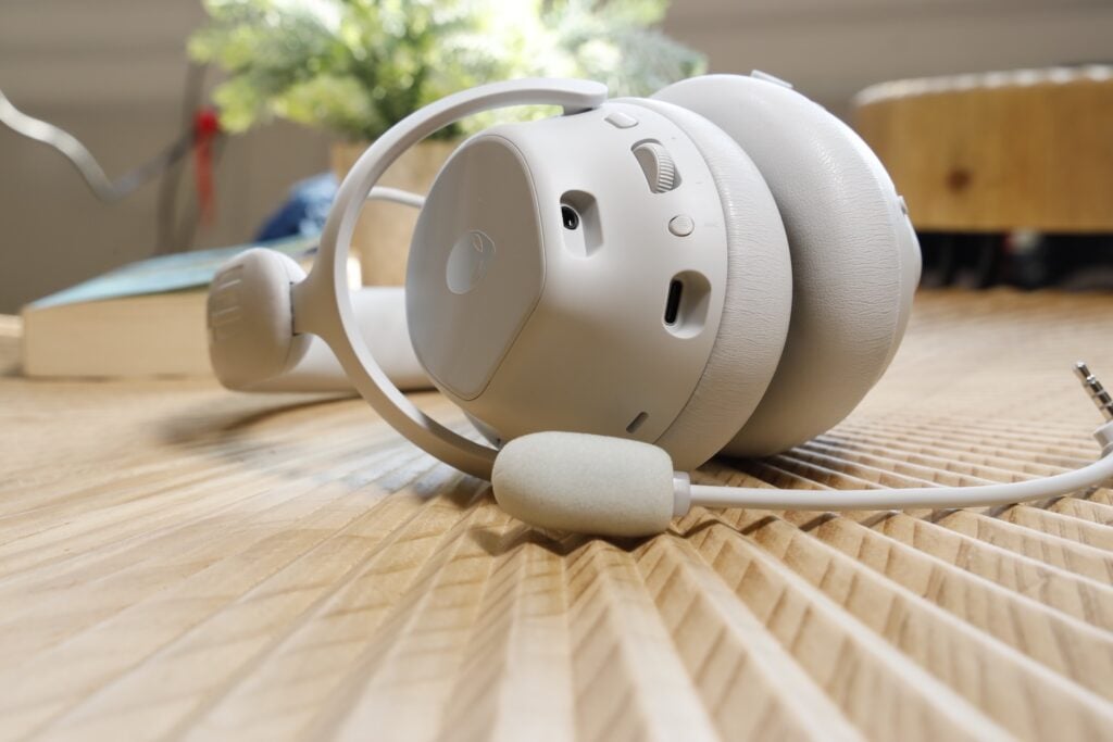 Alienware Pro Wireless Headset Review: Old School Sound Cannons