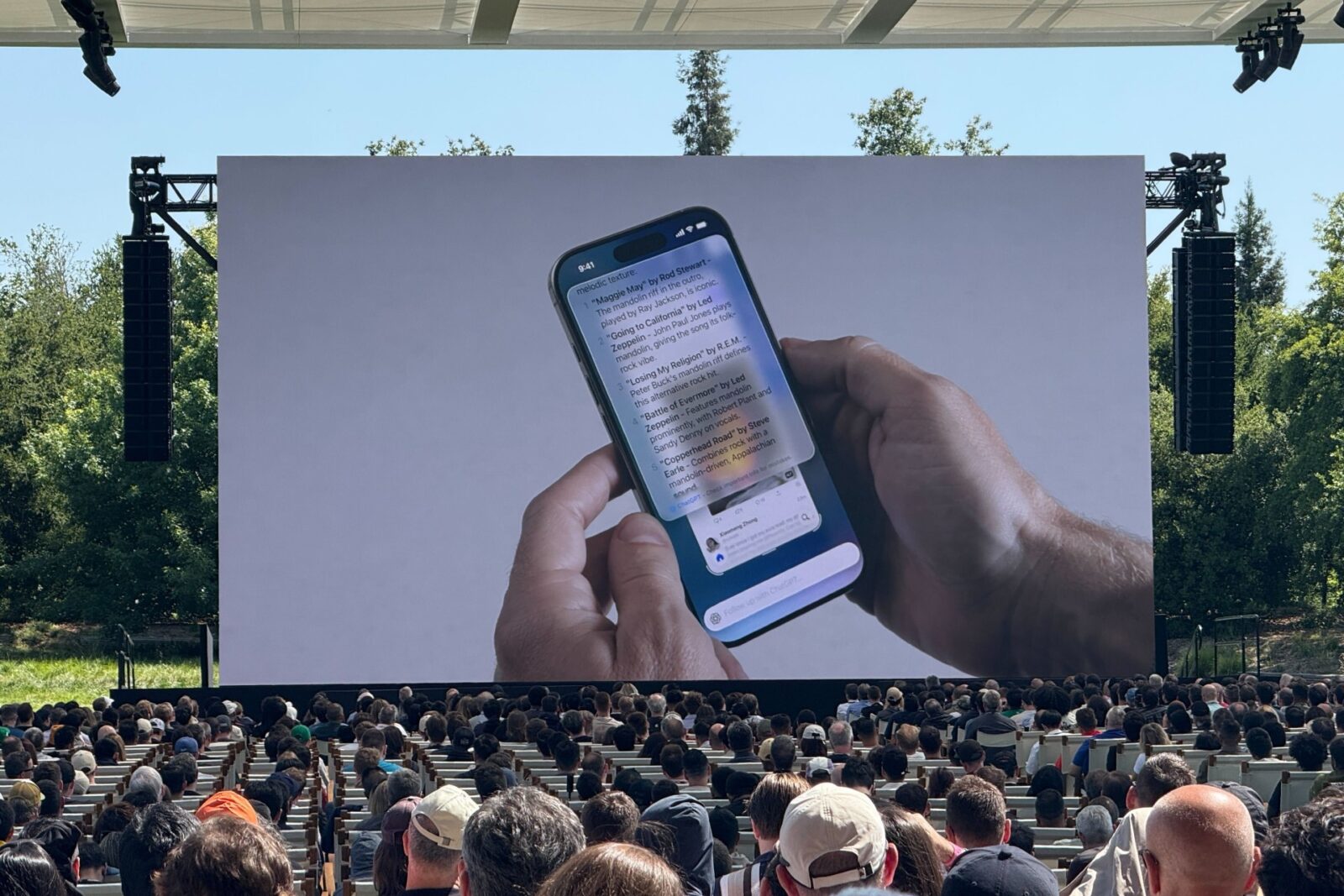 Apple Intelligence Can Now Creep on Your iPhone Screen