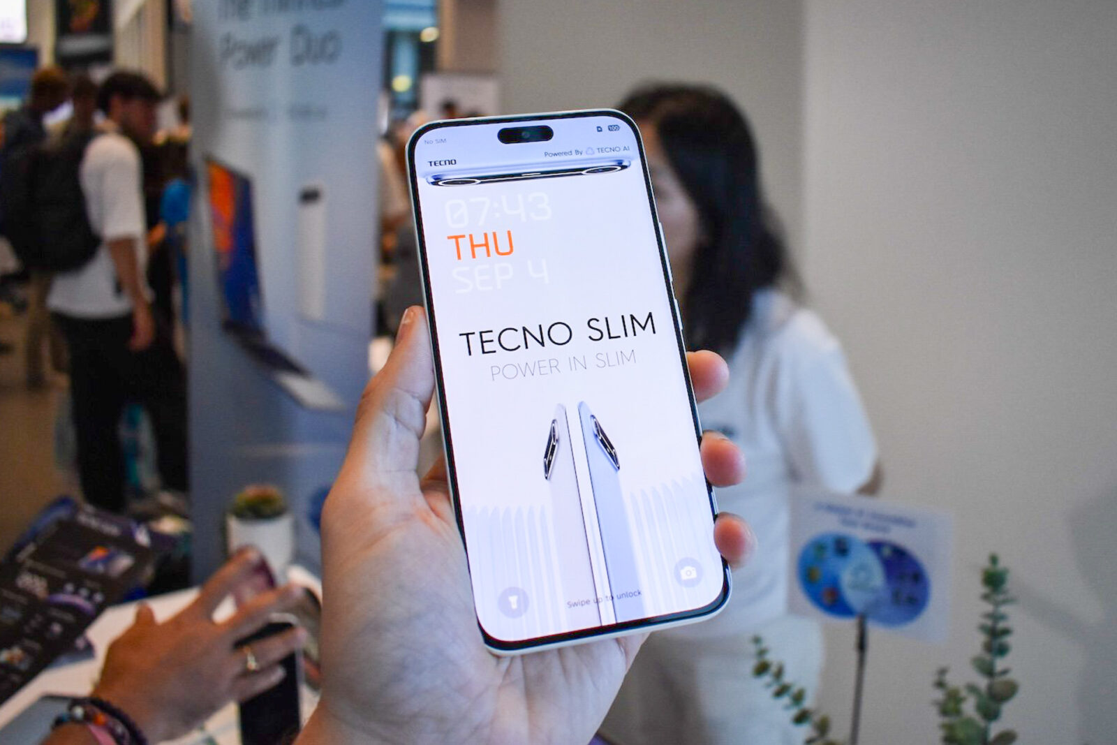 This Extremely Slim Phone Is Hitting Apple and Samsung Where It Hurts