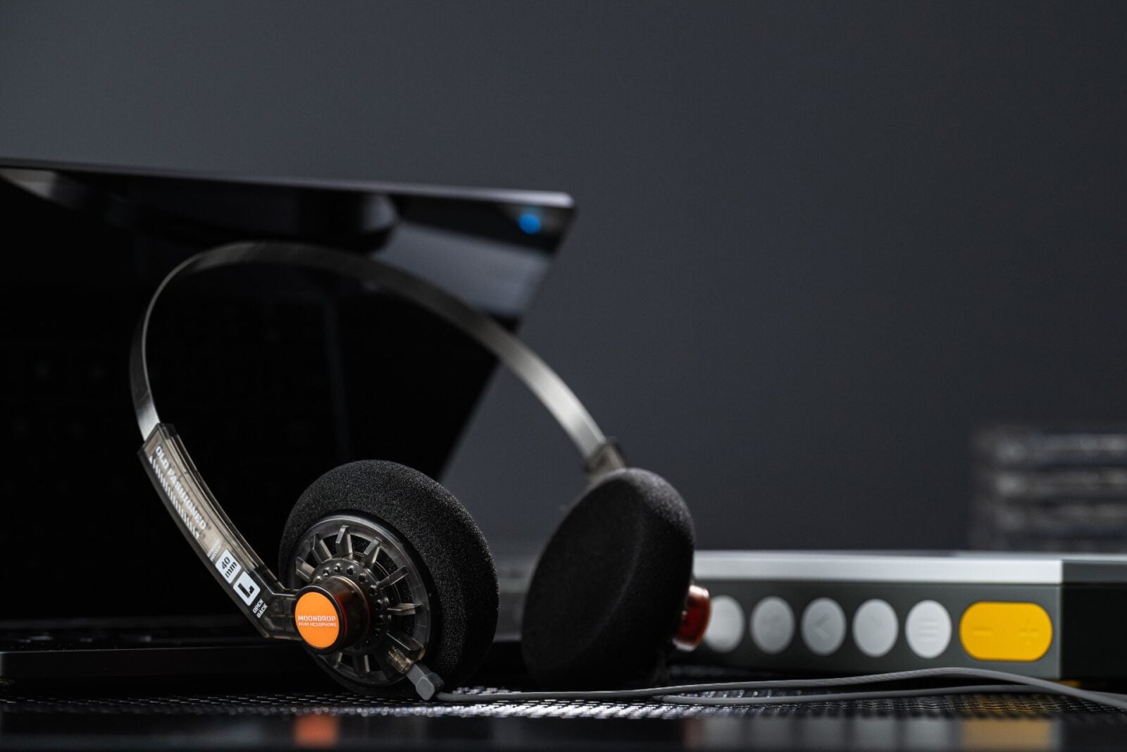 Moondrop's $25 'Old Fashioned' Wired Headphones Are God-Tier '90s Nostalgia