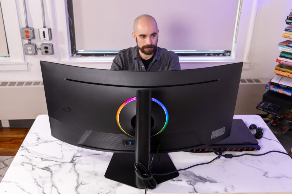 Samsung Odyssey G7 Review: This 40-Inch Gaming Monitor Is Big on ...