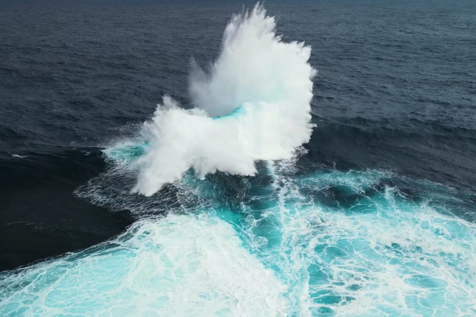 Australian Surf Crew Captures a Real-Life Ocean 'Glitch' That Repeats