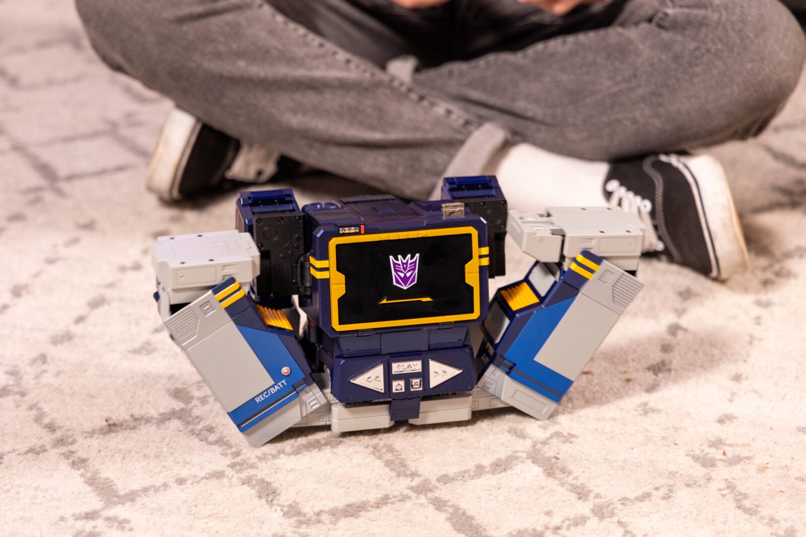 Robosen Soundwave G1 Review: This Transformer Is a Sick Robot and Sad ...