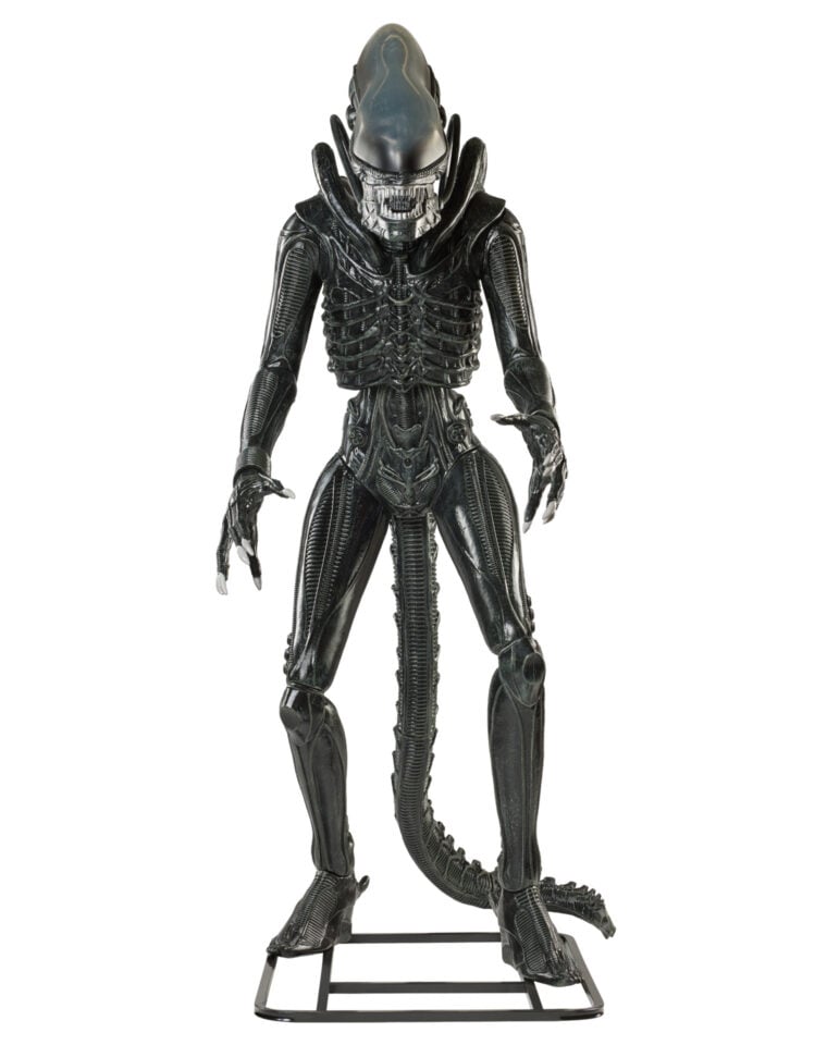 Scare Your Neighbors With Life-Size 'Alien' Animatronic (Exclusive)