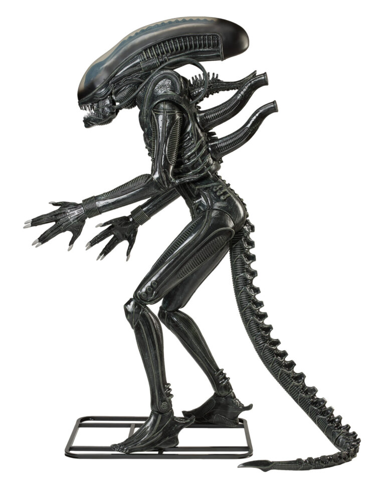 Scare Your Neighbors With Life-Size 'Alien' Animatronic (Exclusive)
